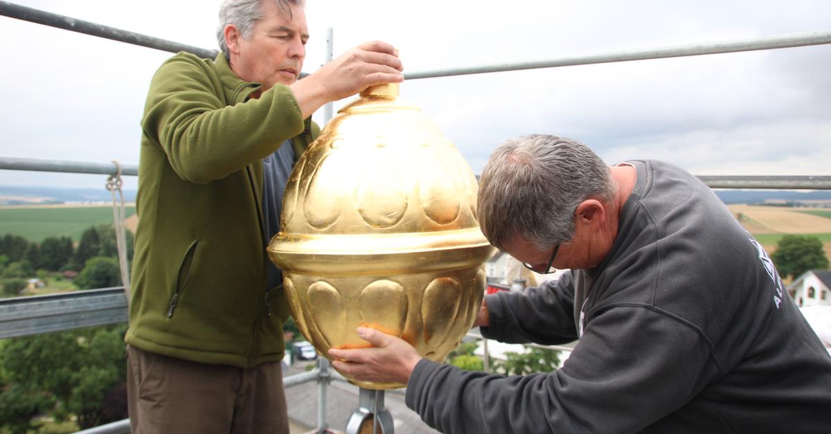 Kirchensanierung Nauheim: Die Kugel kommt auf die Turmspitze